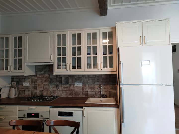 Merkezde Avlulu,müstakil,ferah Rum Evi - Ilıca
