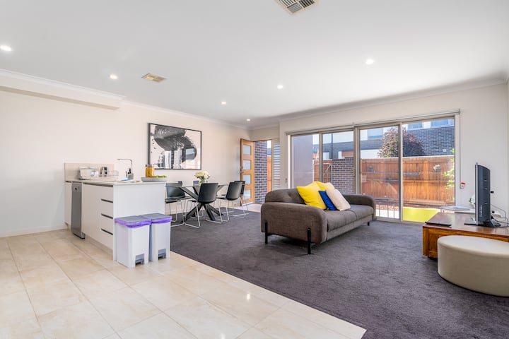 Stunning 4br Townhouse W/ Ample Parking & Wifi - Canberra