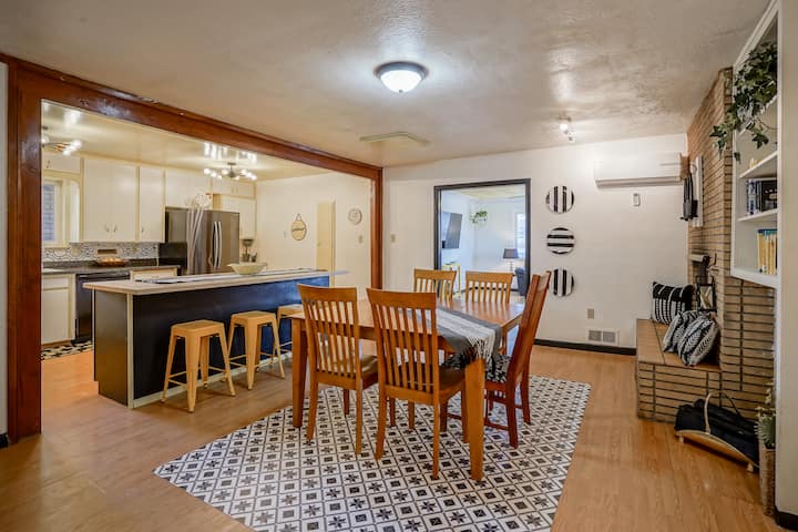 Hot Tub, Dog Friendly- 3bd/2ba Home W/retro Flare! - Albuquerque, NM