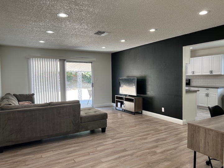Y & Y Minimalist House - Las Vegas Strip, NV