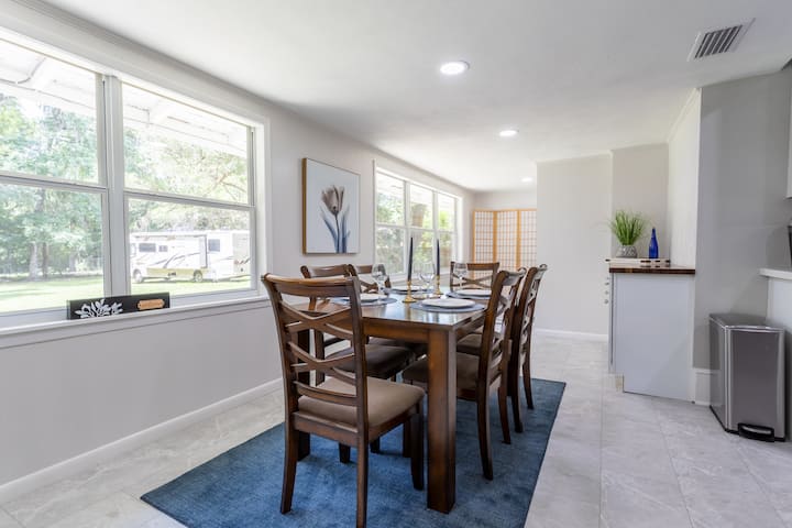 The White House - Remodeled Quaint  Home With Spacious Yard - 2.5 Miles From Uf - Gainesville, FL