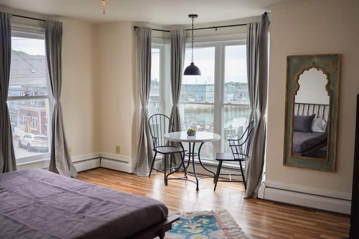 Spacious Apt With View Of The Harbor - Stonington, ME