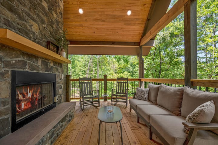 Stunning 3 Bedroom Cabin Nestled In The Foothills - Townsend, TN