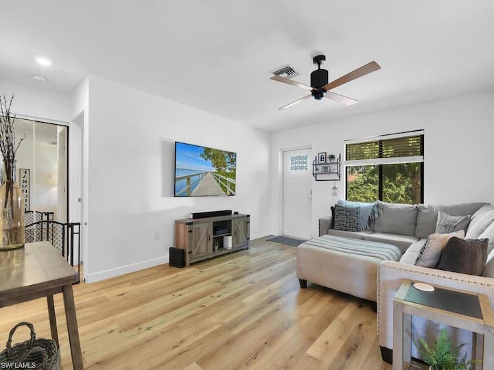 Cheerful 2 Bedroom Plus Den Home With Free Parking - Estero, FL