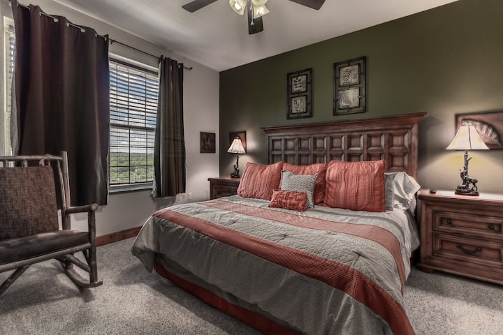 Spacious Cabin, Sleeps 6・view・near Parkway - Pigeon Forge, TN