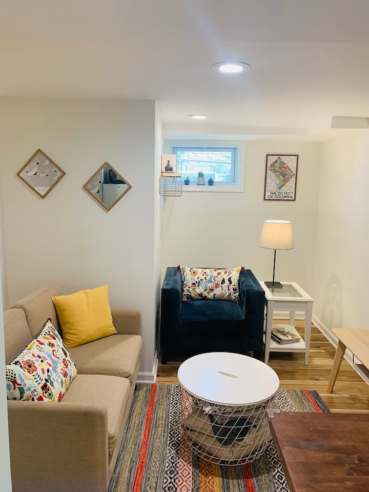 Crestwood D.c. Light-filled Studio Apartment - Bethesda, MD