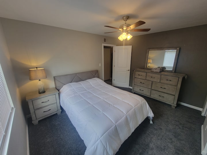 New Remodeled Clean & Fresh 2 Bedroom Apt 1719 D2 - Independence, MO