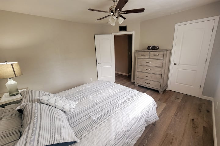 Newly Remodeled Clean & Fresh 1 Bedroom 1719 H1 - Independence, MO