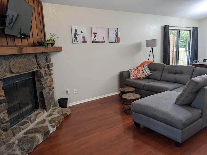 Cute House - Great Location, 4pm Checkout! - River Spirit Casino Resort