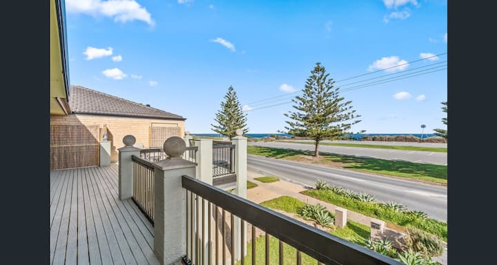 Beach Delight: Beach Front Home With Scenic Views - The Arts Centre, Port Noarlunga
