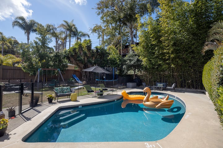Poolside Vibes Oside - Oceanside, Californie