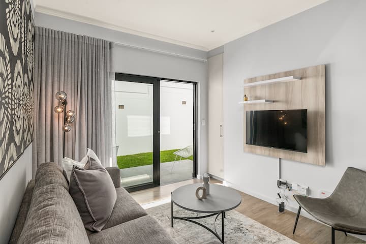 New Spacious 1 Bed In Rosebank - Johannesburg