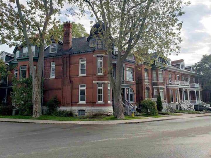 Spacious 7-bedroom Victorian Home - Kingston