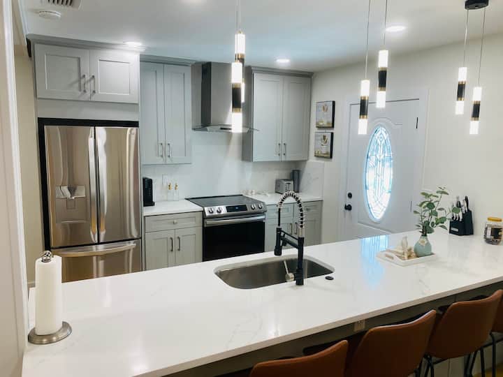 Cheerful & Elegant 4-bedroom House In Clearwater - Clearwater, FL