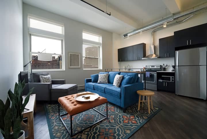 Heart Of The City | King Bed | - Off-site Parking - Milwaukee, WI