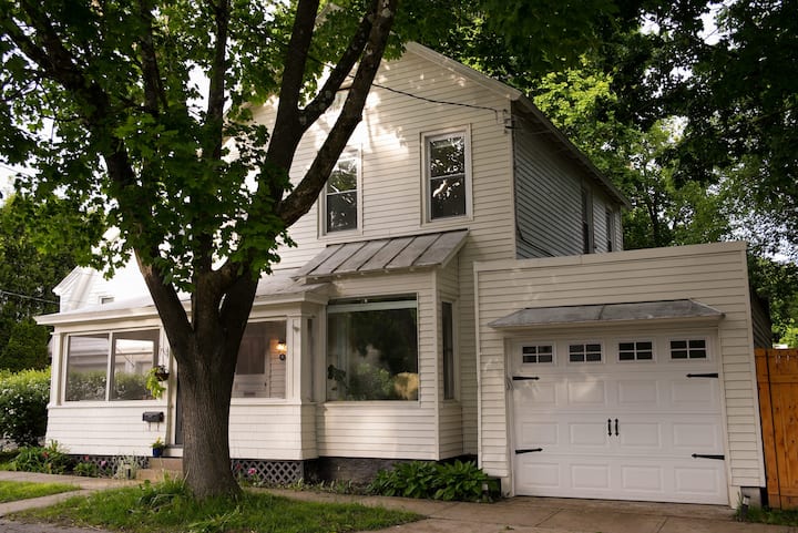 Walk To Downtown! 2bd Track Rental - Saratoga Springs, NY
