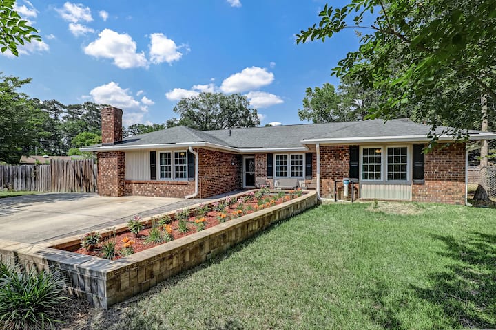 Elegant 4 Bedroom Suburban Home With Hot Tub - Savannah