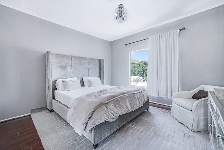 Modern Beverly Hills Condo - Los Angeles, CA