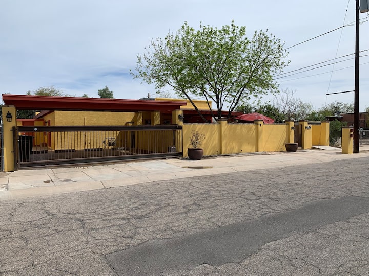 Cheerful 2 Bedroom & 2 Bath Home & Free Parking - Tucson