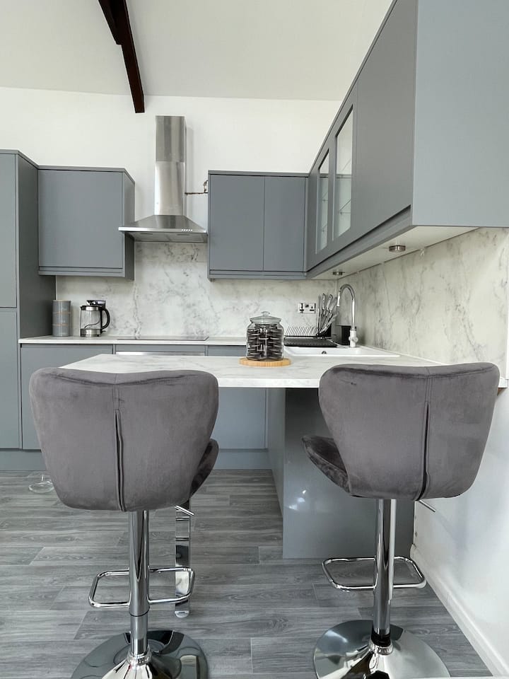 Lovely 1 Bedroom Home, Free Parking On Premises - Cardiff