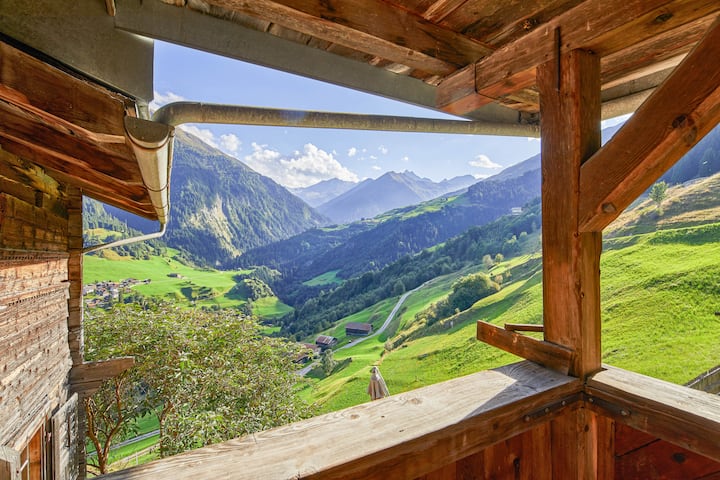 Bauernhaus Mit Garten Und Terrasse Mit Aussicht - Graubünden