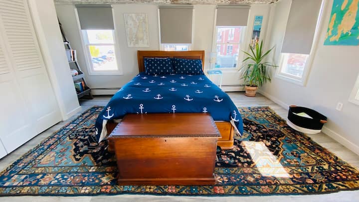 Cozy 1 Bedroom Apartment With Parking & Balcony - Save The Bay Exploration Center & Aquarium