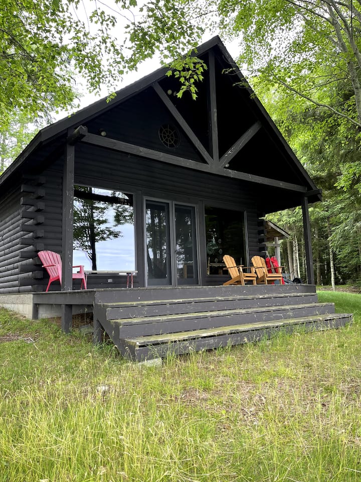 Wood Haven's Lakefront Cabin With Stunning Views - Michigan