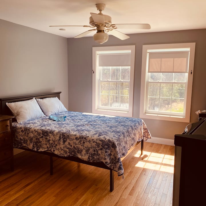 Cheerful One Bedroom With Private Hall Bath - Newmarket, NH
