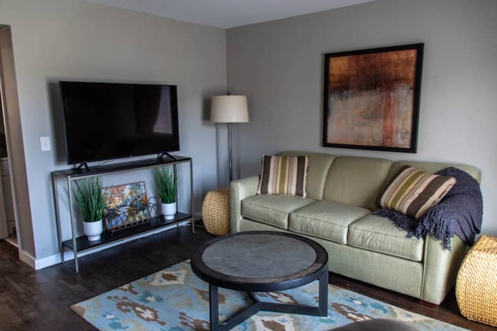 Cheerful 2-bedroom Home With Parking On Premisis - Grand Haven, MI