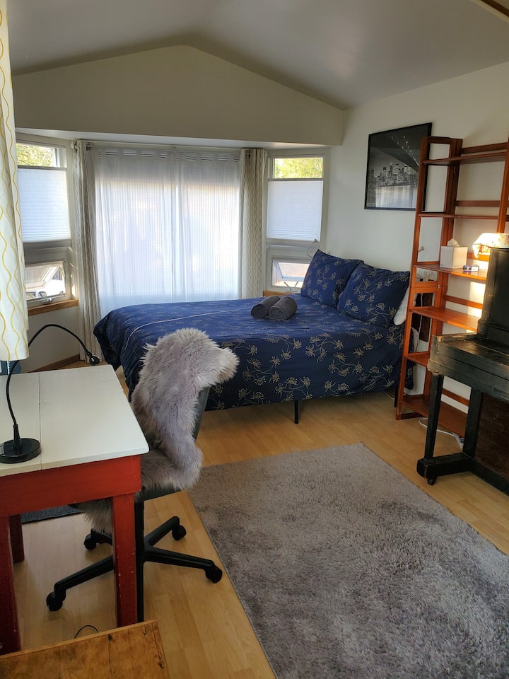 Backyard Cabin Near U Of O, Friendly Food Court - Eugene, OR
