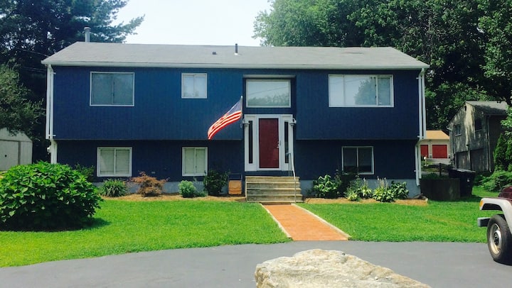 5 Bed/3 Bath Air-conditioned Home Close To Beaches - Narragansett, RI