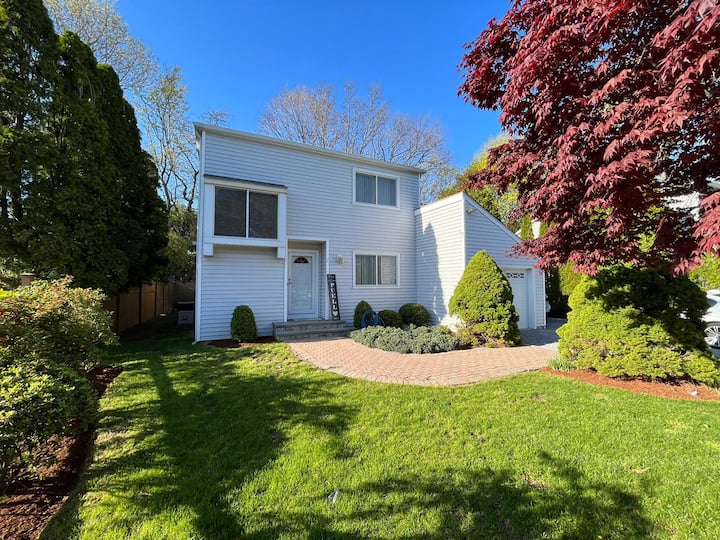 Cheerful 3-bedroom Home With Indoor Fireplace - Norwalk, CT