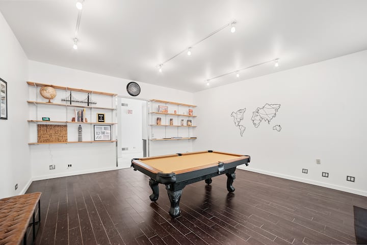 Fun & Spacious 4bd/2ba | Pool Table, Arcade, Games - Chicago