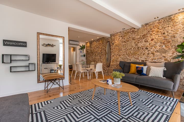 Downtown Brick Wall Apartment - Alfama