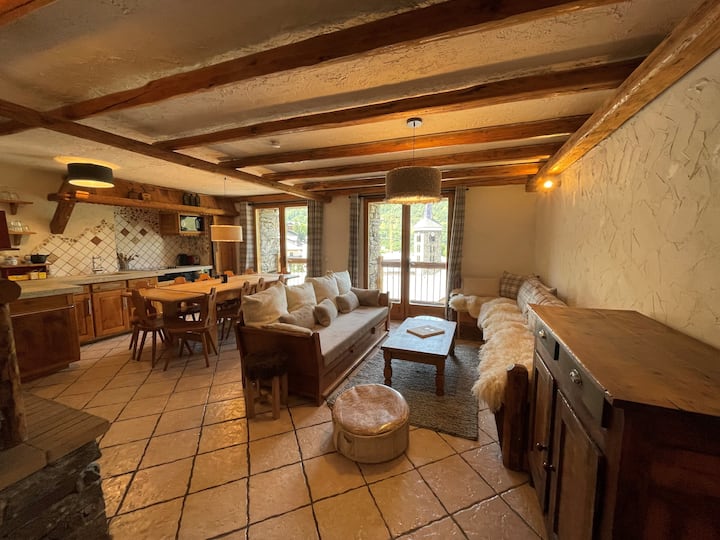 Chalet Savoyard Dans Village - Les Menuires