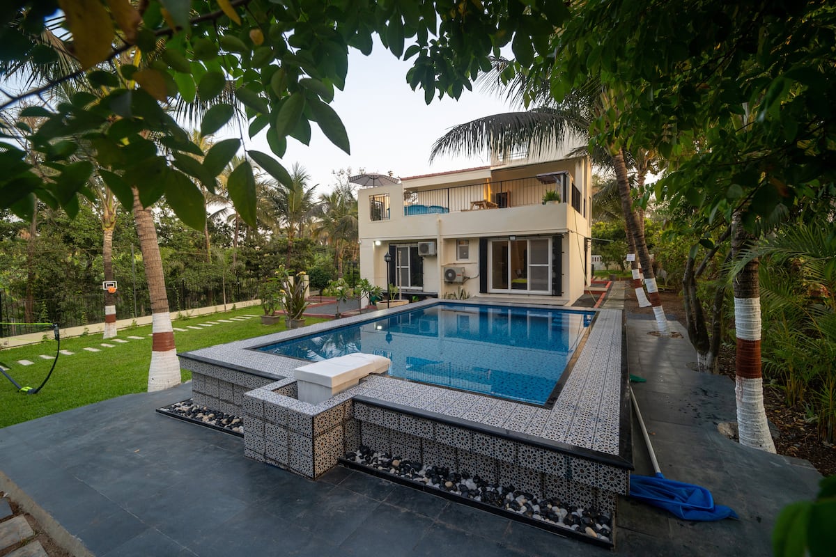 Daman Villa Holiday Rentals - Dadra and Nagar Haveli and Daman and Diu ...
