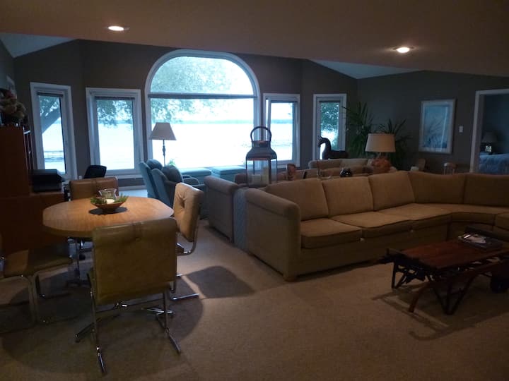Duclos Point Lakefront With Breathtaking Sunsets - Georgina
