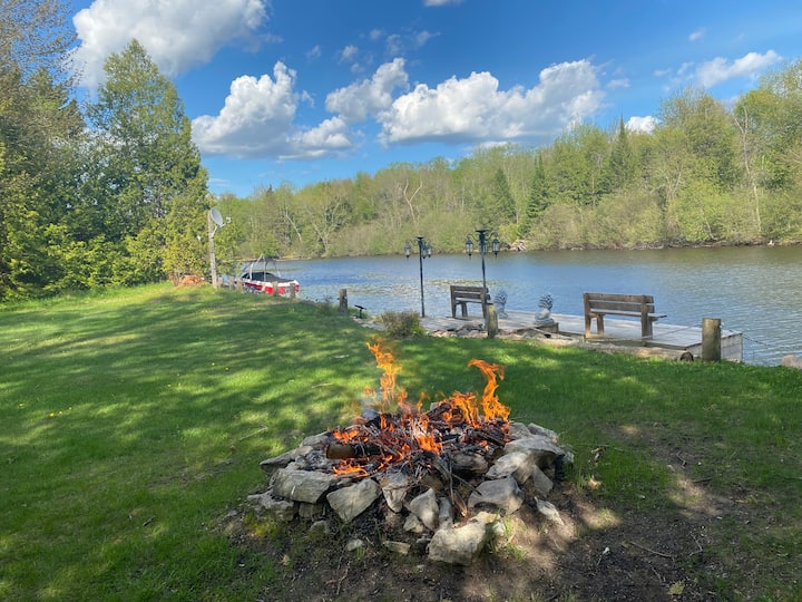 Melody's Oasis Waterfront 3 Bdrm, 2 Bthrm - Fenelon Falls
