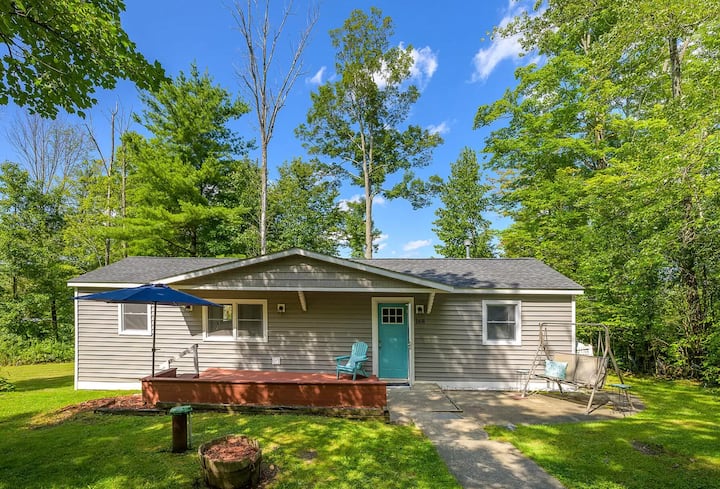 Charming Lakeview Cottage W/ Kayaks, Richmond Pond - Pittsfield, MA