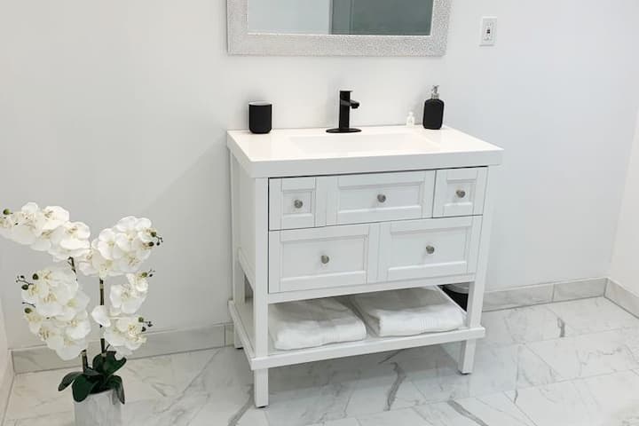 Brand-new Basement Hibiscus Suite - Moncton