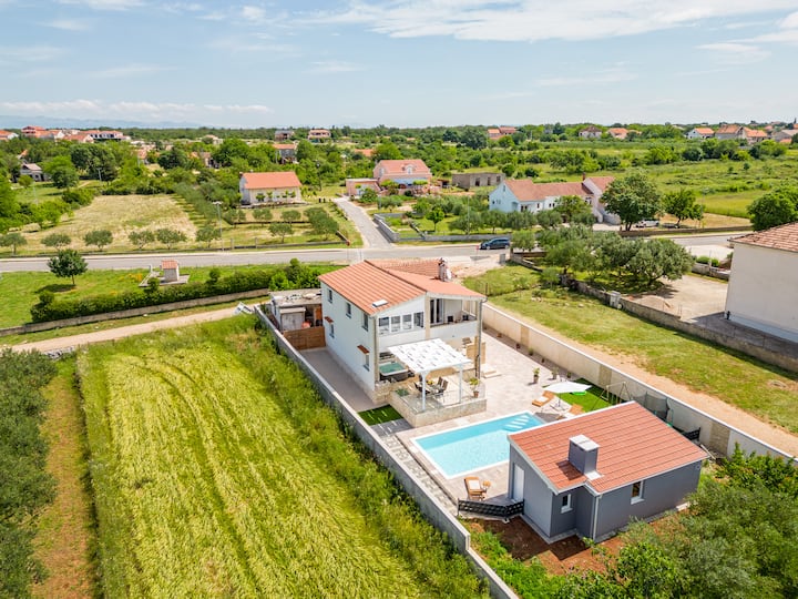 Villa S Bazenom+jacuzzi - Sukošan