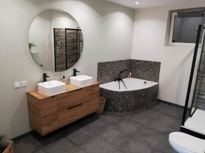 Chambre Salle De Bain Petit Déjeuner Et Extérieur - Saint-Étienne