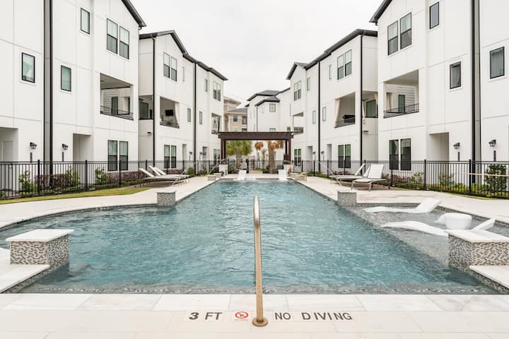 Private Suite | Free Parking | Luxury Stay - Houston, TX