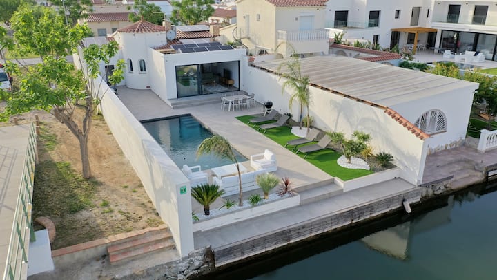 Luxe & Design : "Villa Negra Y Blanca Hammam " - Empuriabrava