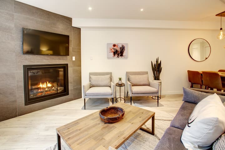 Steps To Gondola! 1brm W/ King Bed. Hot Tub & Fire - Whistler