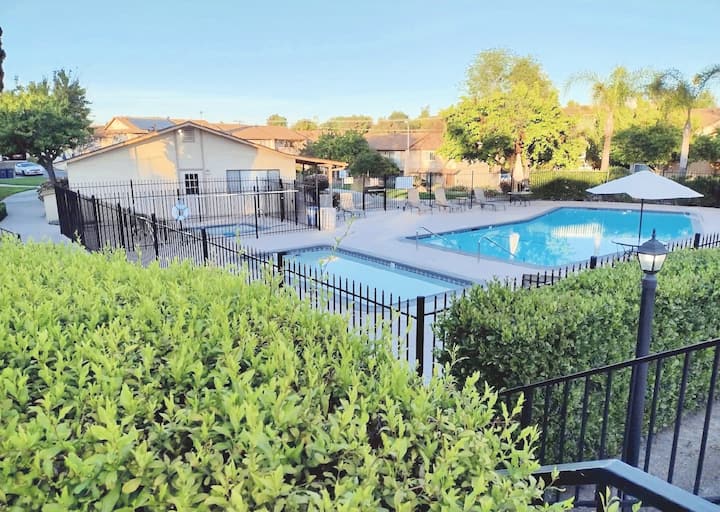 Beautiful Townhouse With Swimming Pool + Jacuzzi - Santee, CA