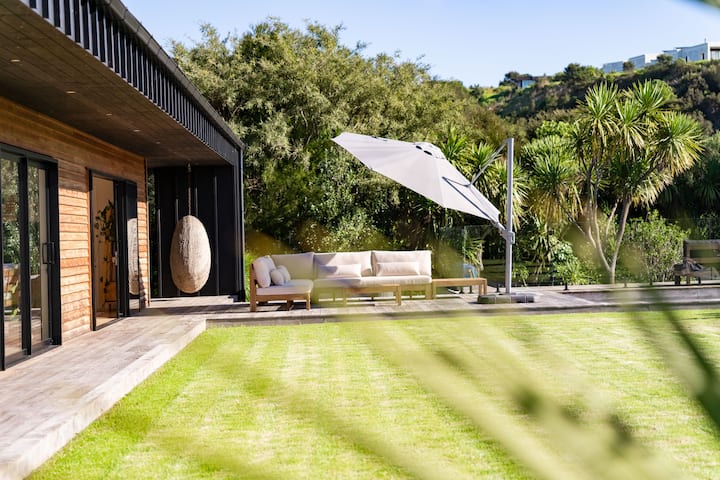 Summer Beach House With Swimming Pool & Spa - Raglan