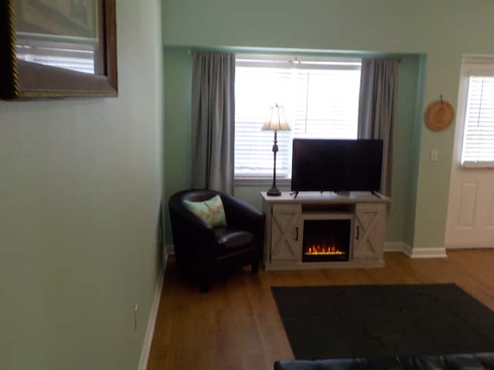 Adorable Carriage House With Private Entrance - Pensacola, FL