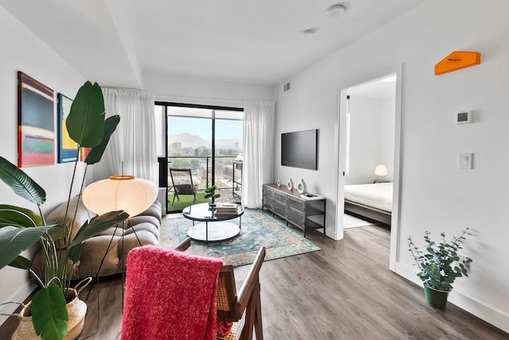 Modern Downtown Kelowna Condo W/ Balcony & Views - Kelowna