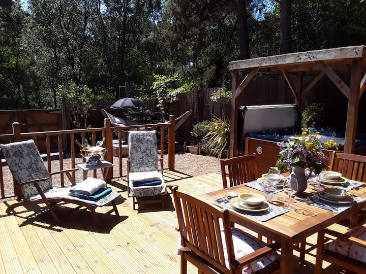 Luxury 2 Bed Log Cabin With Hottub And Log Burner - Sherwood Forest